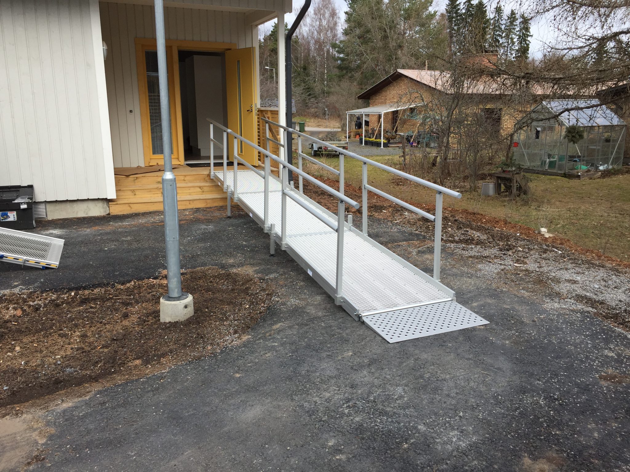 Kiinteä ramppi – Apu-Tuote