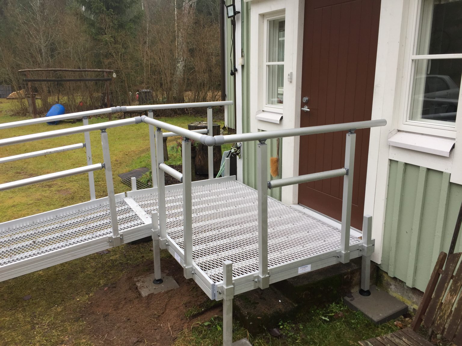 Kiinteä ramppi – Apu-Tuote